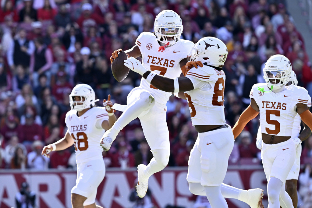 Ewers' two touchdowns, Texas' defense lead No. 3 Longhorns past ...